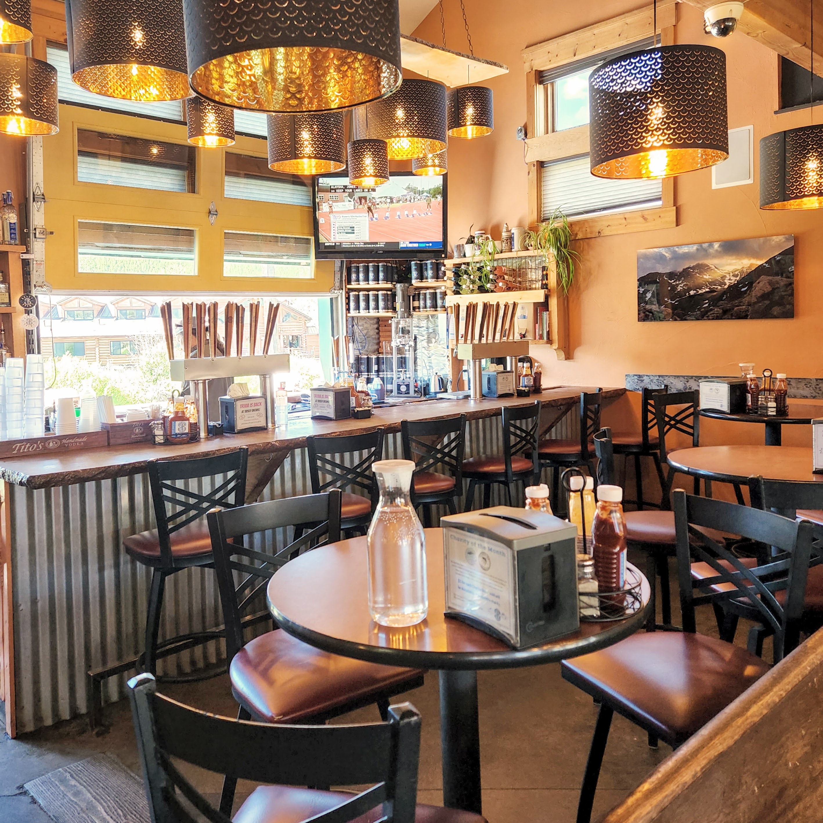 BUSEY BREWS – Fresh-Smoked Meats & House-Brewed Beer